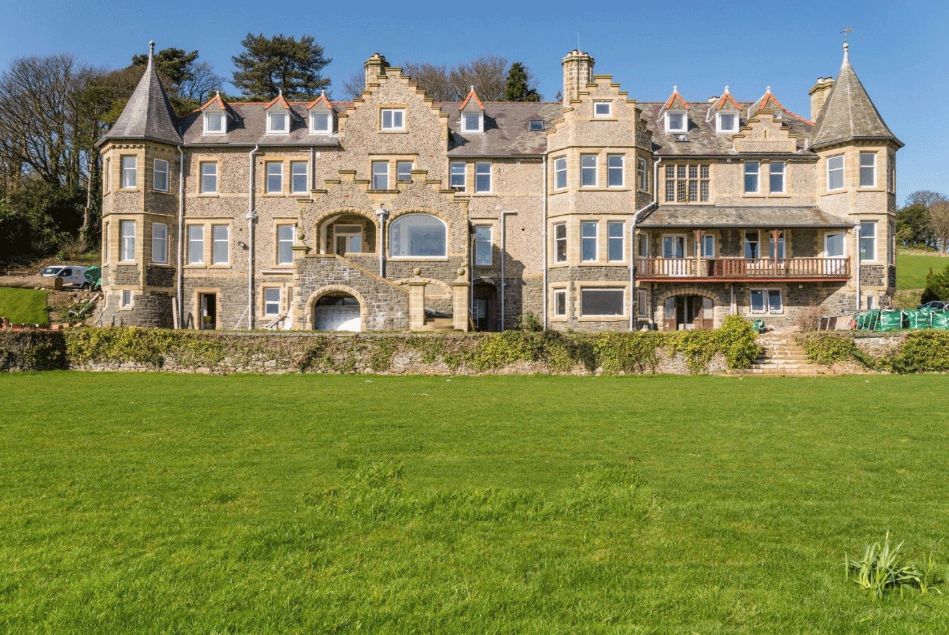 Bryn Mel Manor - Estates and Castles